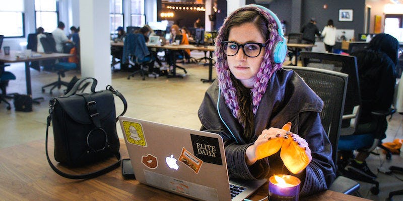 10 Things All Women Deal With When The Office Is Too F*cking Cold