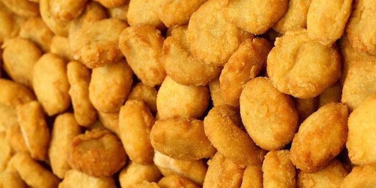 Guy Fed His Girlfriend Chicken Nuggets While She Got Her Nails Done ...