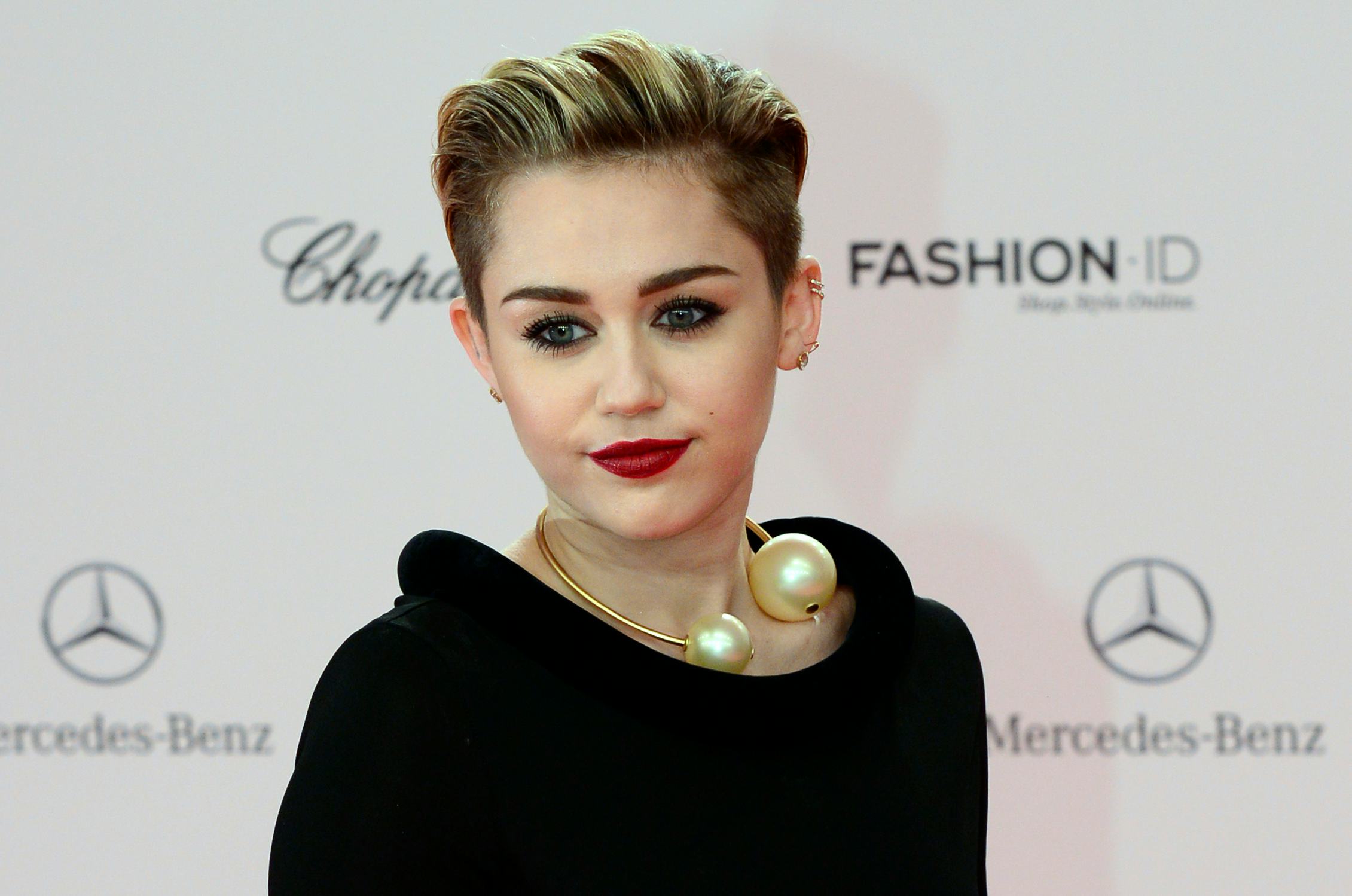 Miley Cyrus Opens Up About Her Sexuality & It's Just One Of Many Ways ...