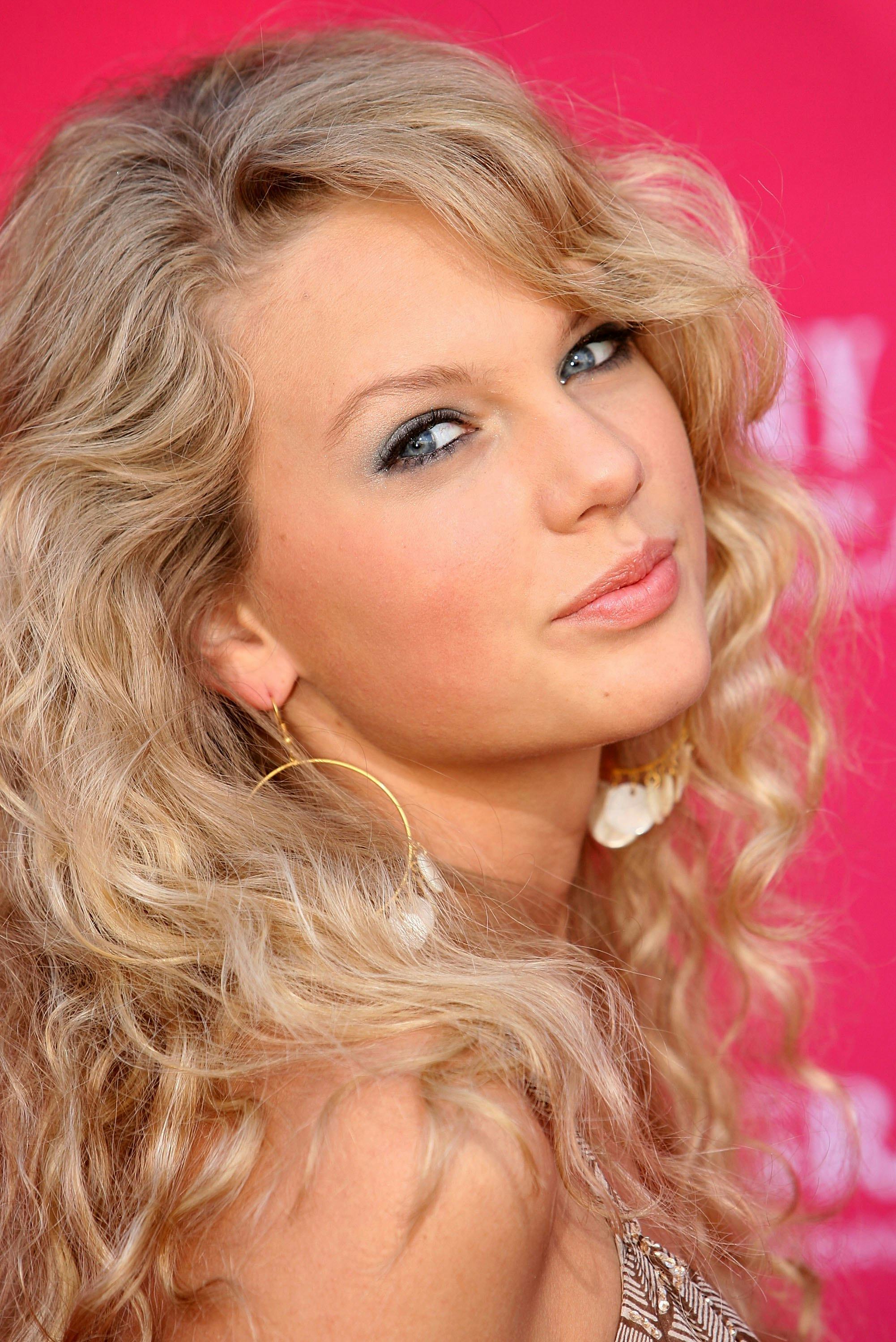 21 Taylor Swift Hairstyles That Showcase The Singers Evolution In Both ...