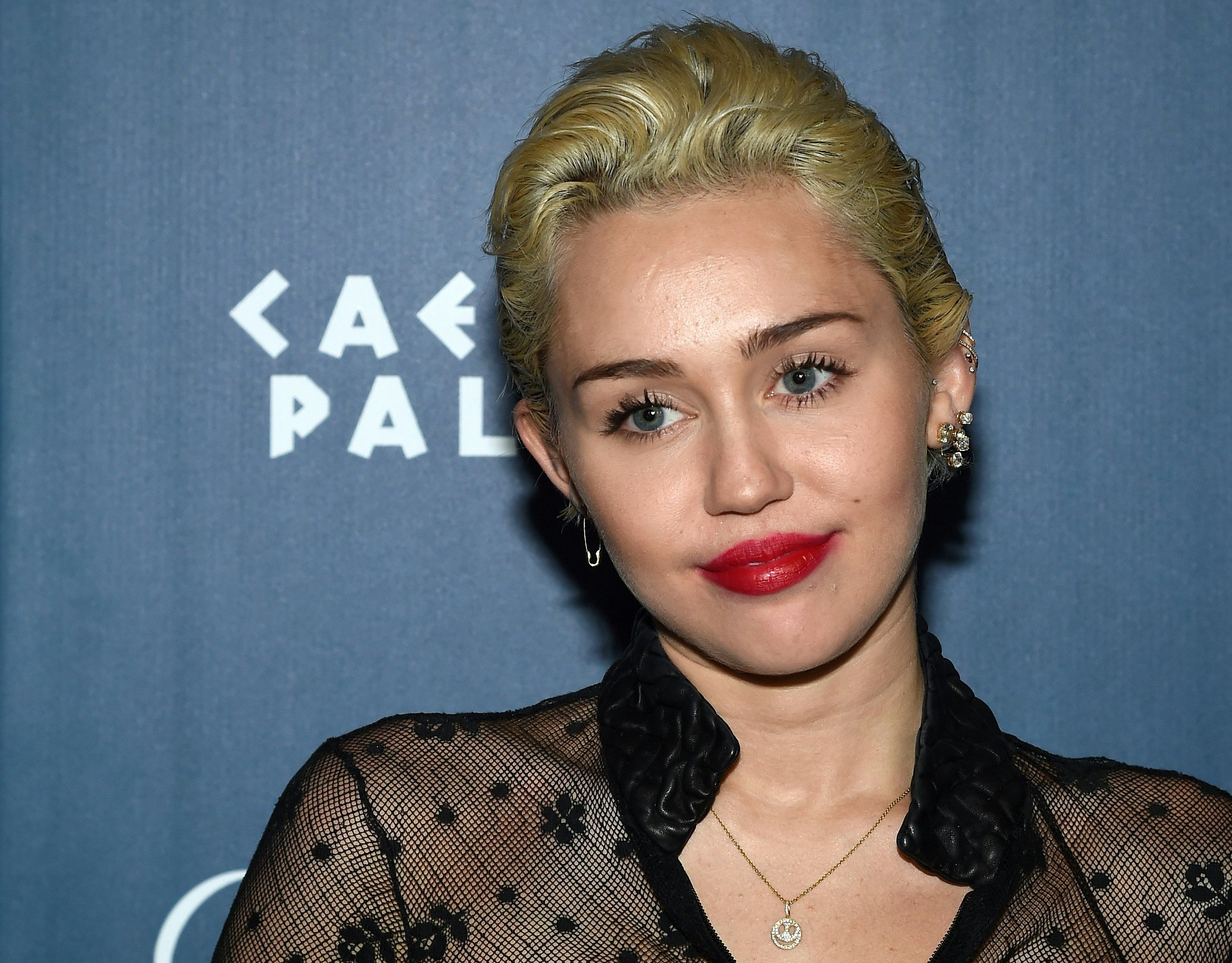 Miley Cyrus Takes Selfie At 2015 VMAs That Is A Perfect Homage To The ...