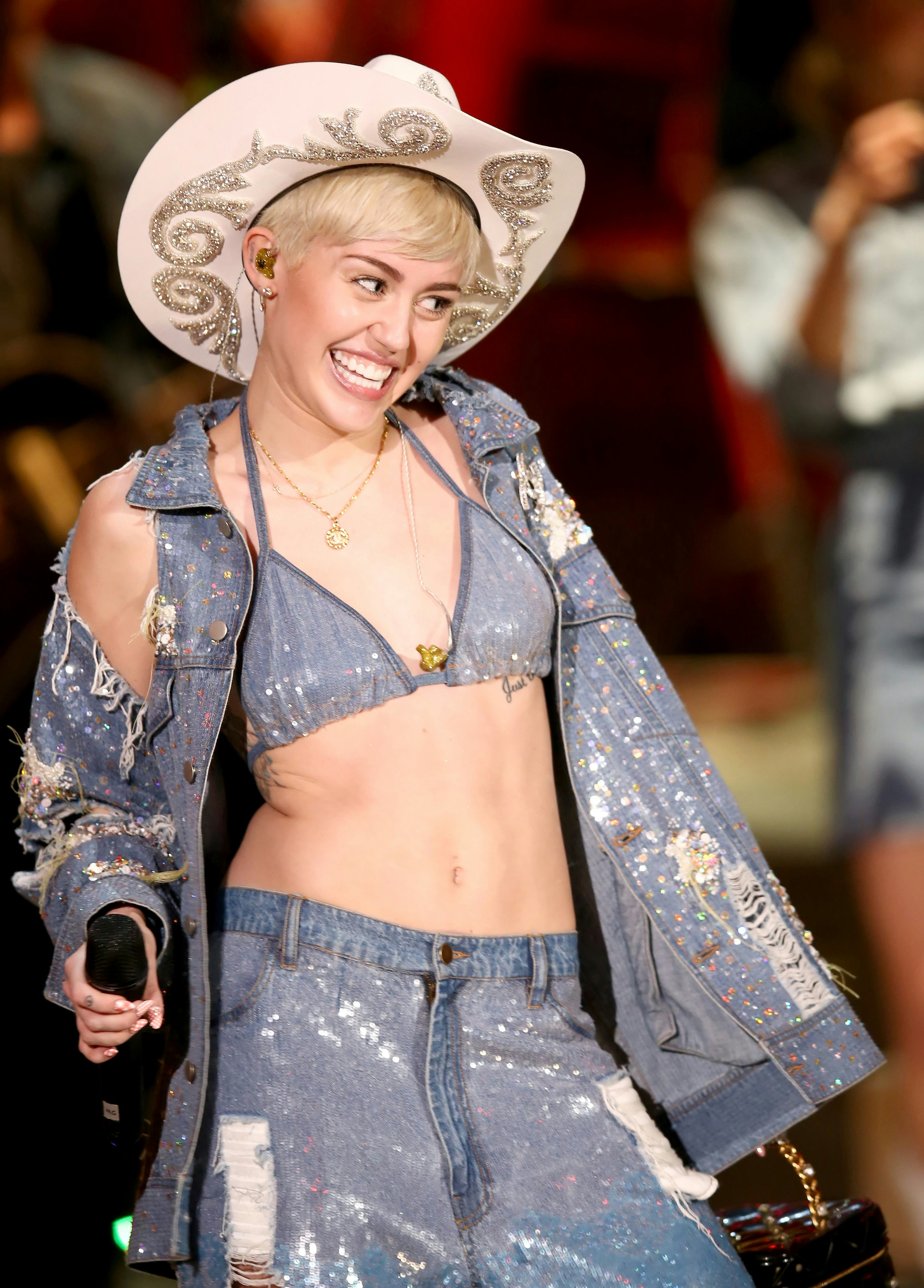 5 Reasons Miley Cyrus Should Transition to Country Music — VIDEO