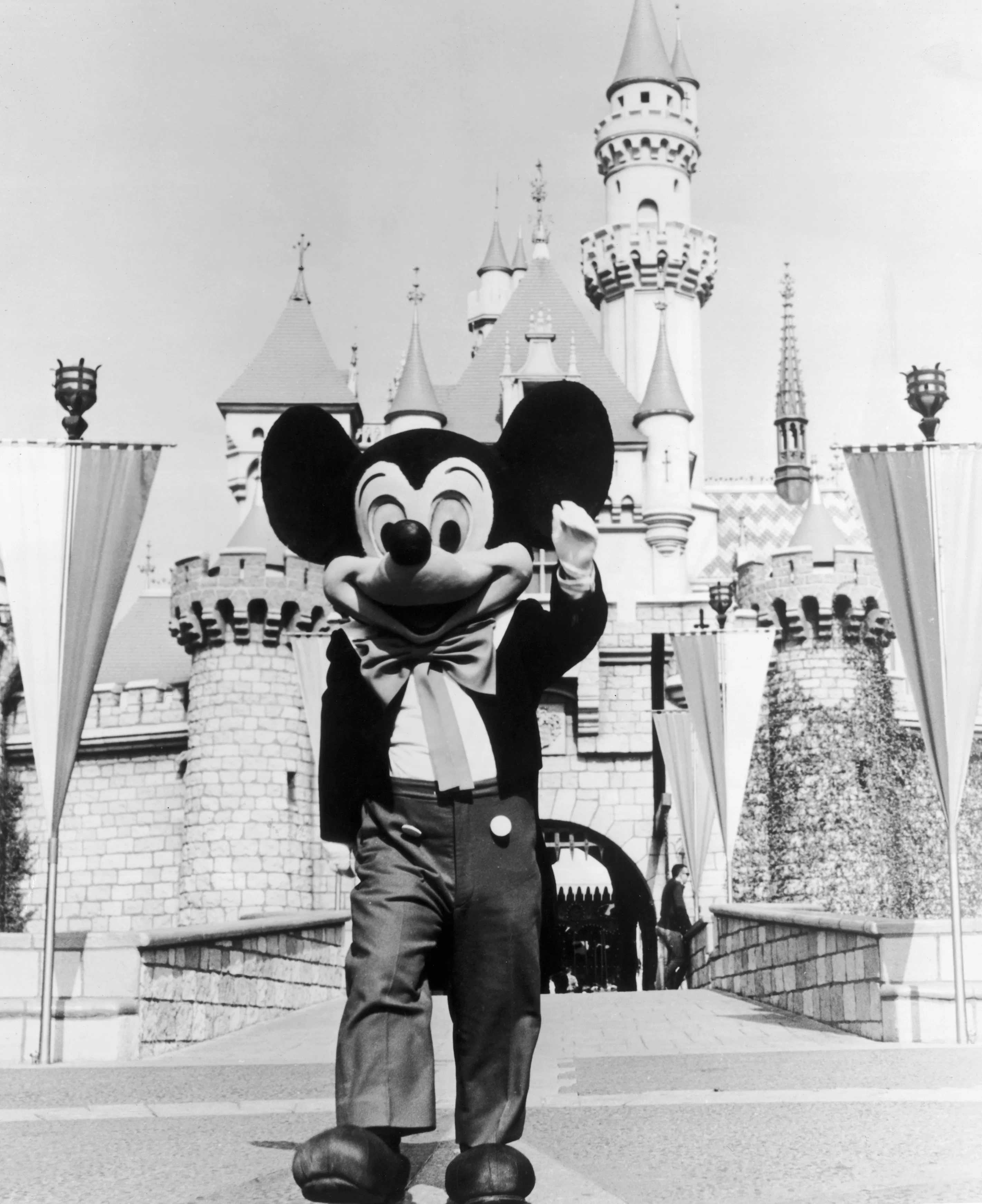 14 Photos Of Disneyland In 1955 Vs. Now That Show How Much Has Changed