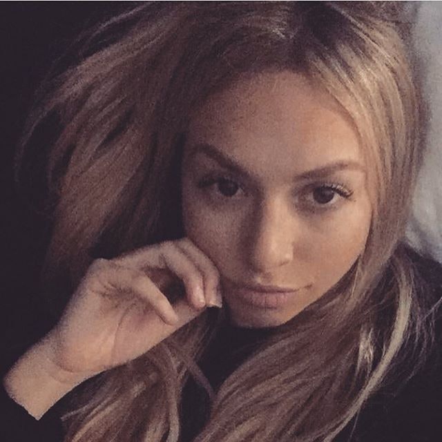 Corinne's Instagram Proves This 'Bachelor' Contestant's Selfie Game Is ...