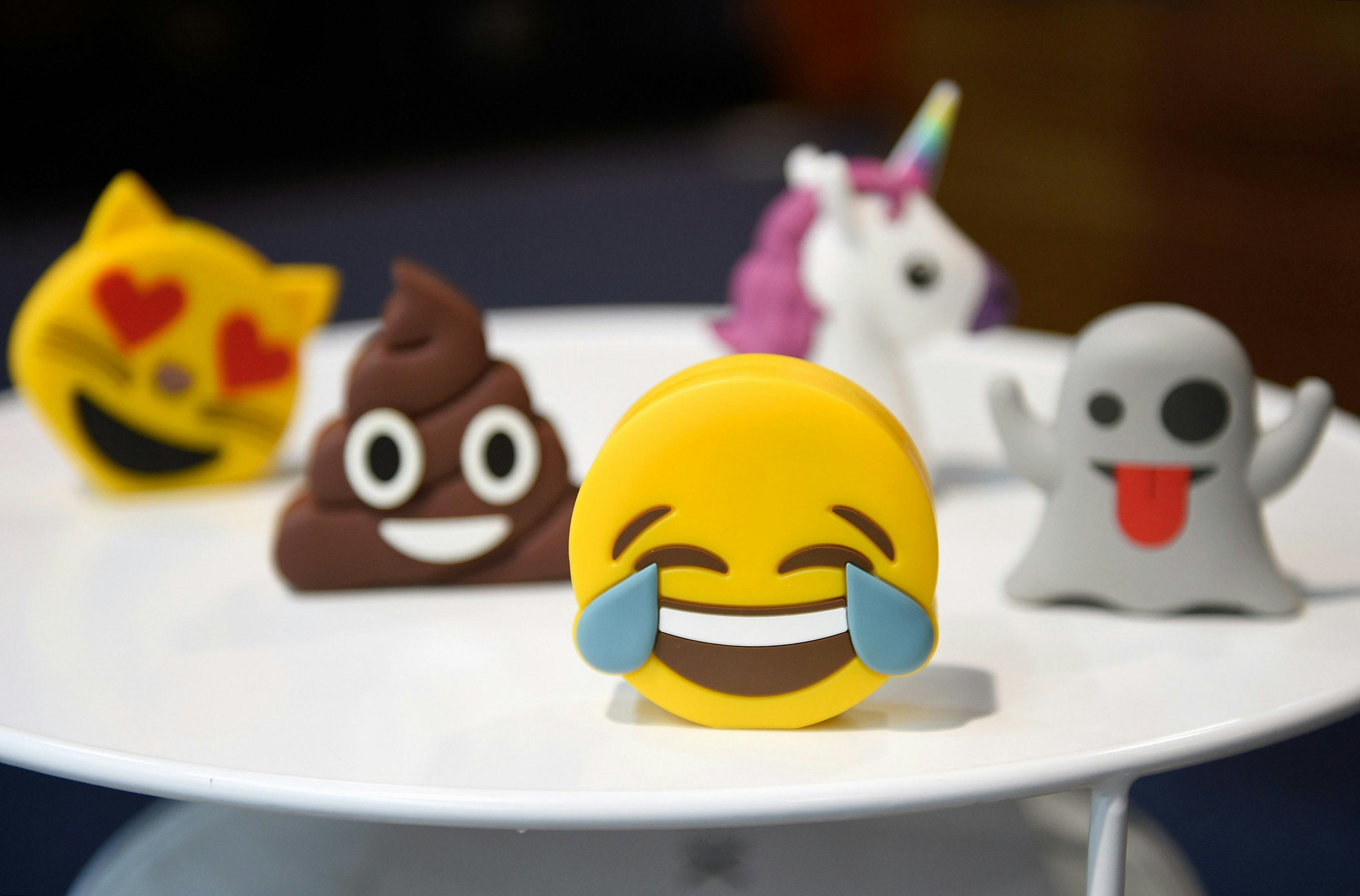 How To Get The Animoji On iOS 11, & Make Your Face Into A Poop Emoji ...